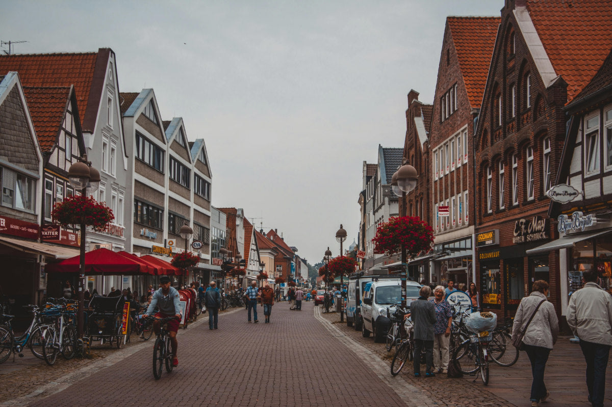 How Brick-and-Mortar Stores Can Drive Foot Traffic Through Online Chan ...